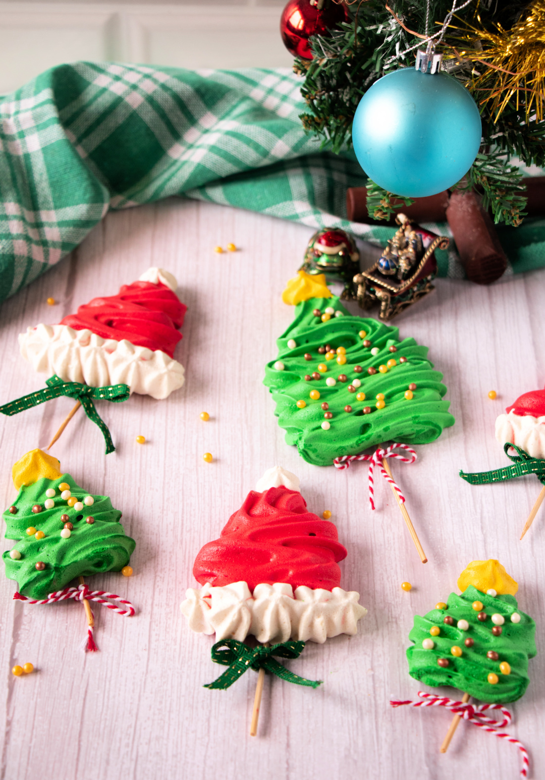 Christmas Meringue Pops Recipe