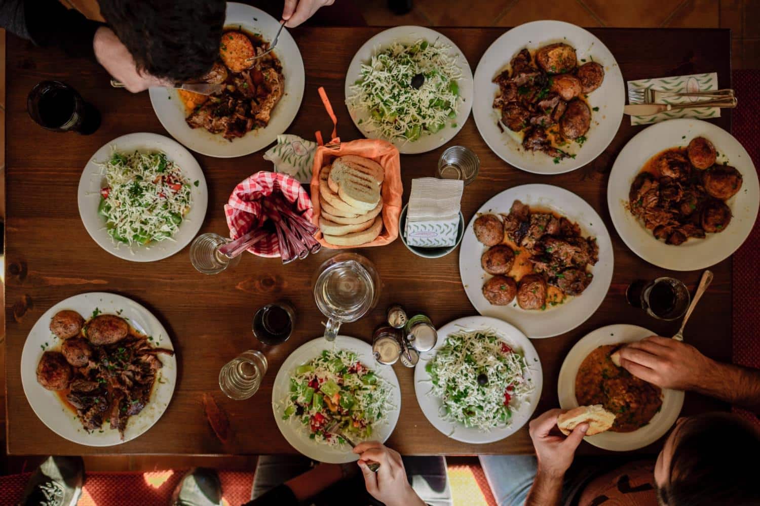A Full Guide On How To Host A Perfect Outdoor Dinner Party