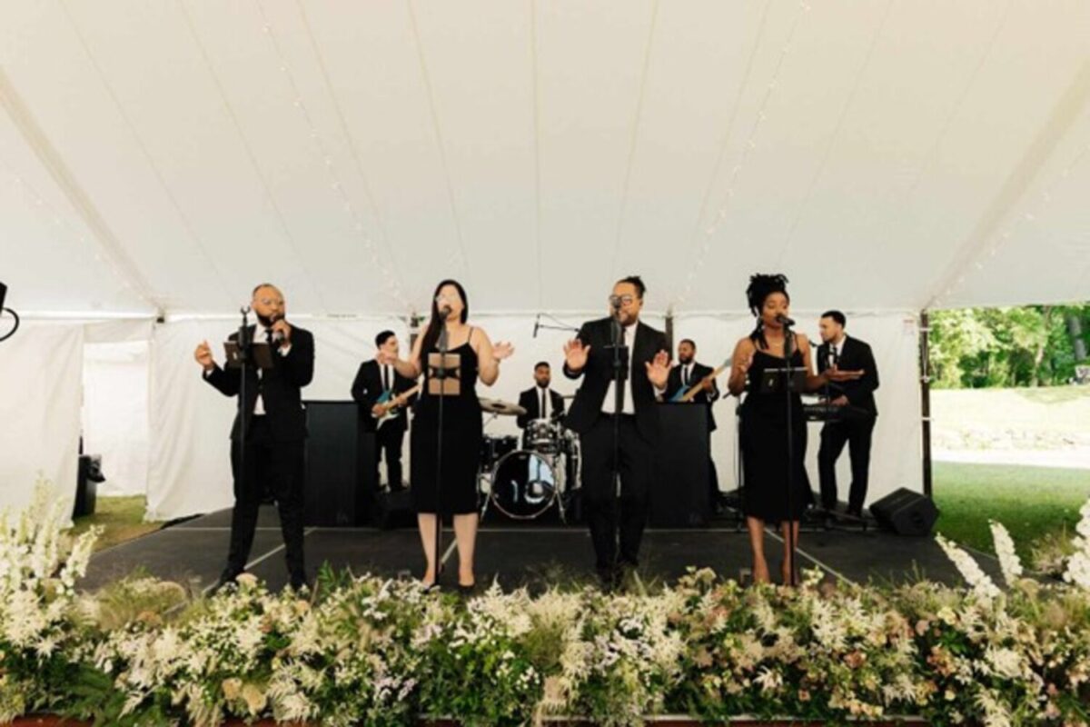 8 Ways To Dress Up Your Wedding Band Stage