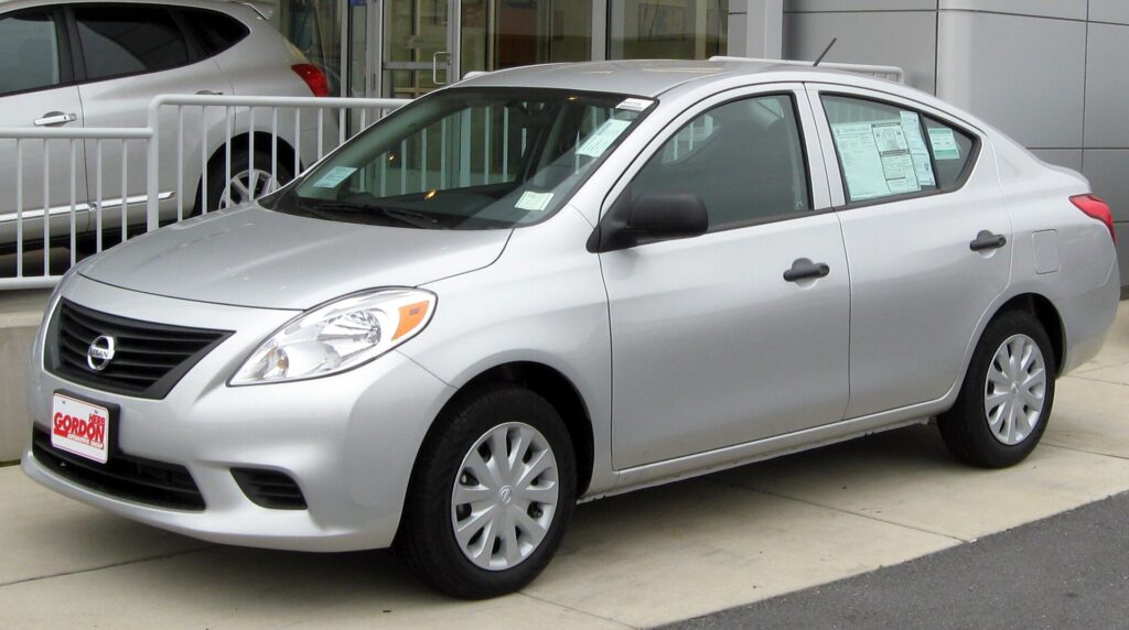 Gas Mileage 2010 Nissan Versanull
